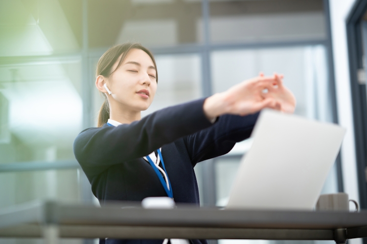 PMS（月経前症候群）はいつまで続く？セルフチェックをして受診のタイミングを確認しよう|I'm OK magazine